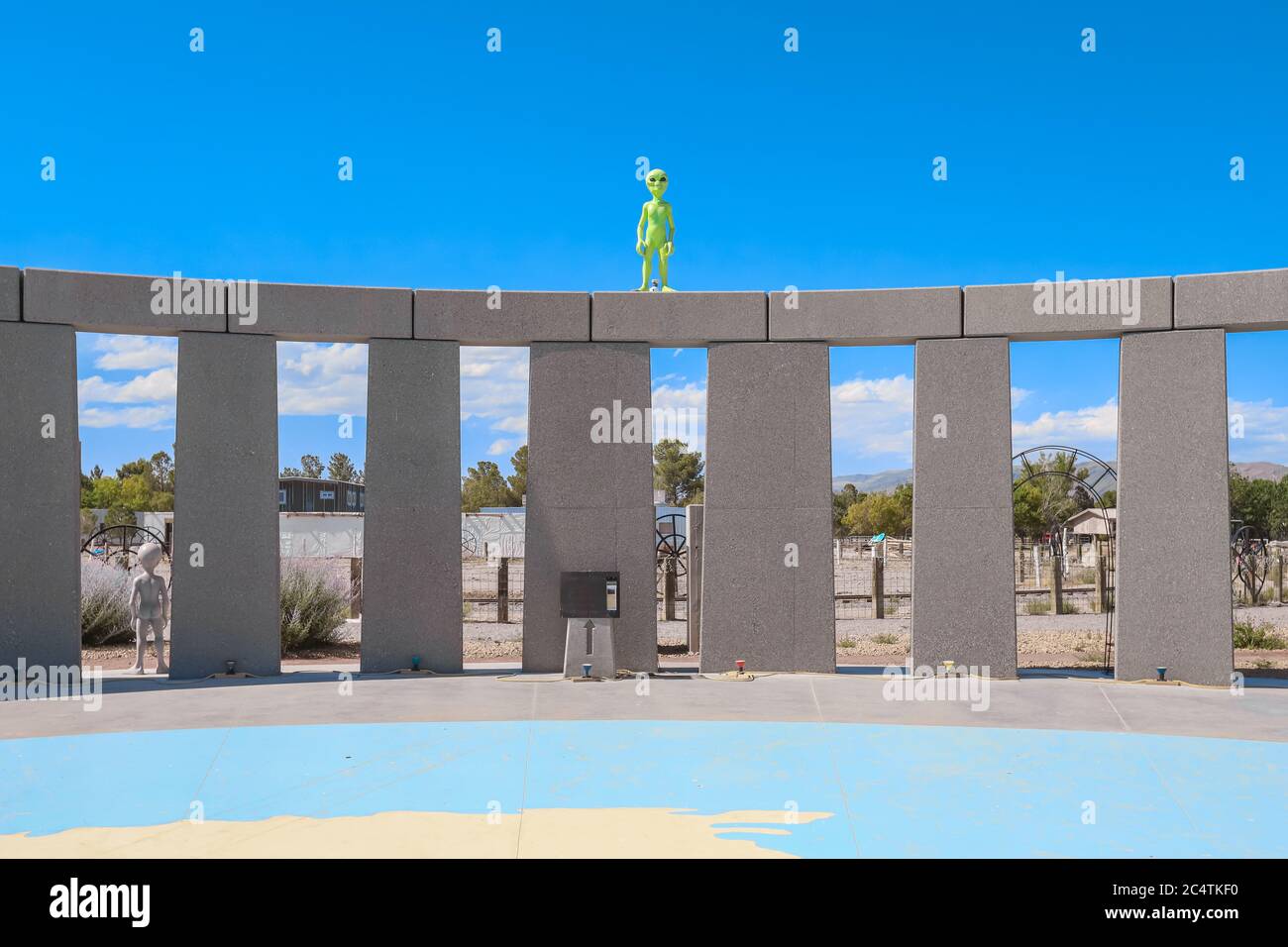 ALAMO, NEVADA, USA - Jun 07, 2020: Eine Alien-Statue steht auf dem ...