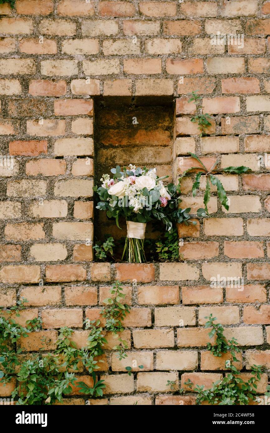 brautstrauß aus rosa und weißen Pfingstrosen, Rosen, Äste von ...