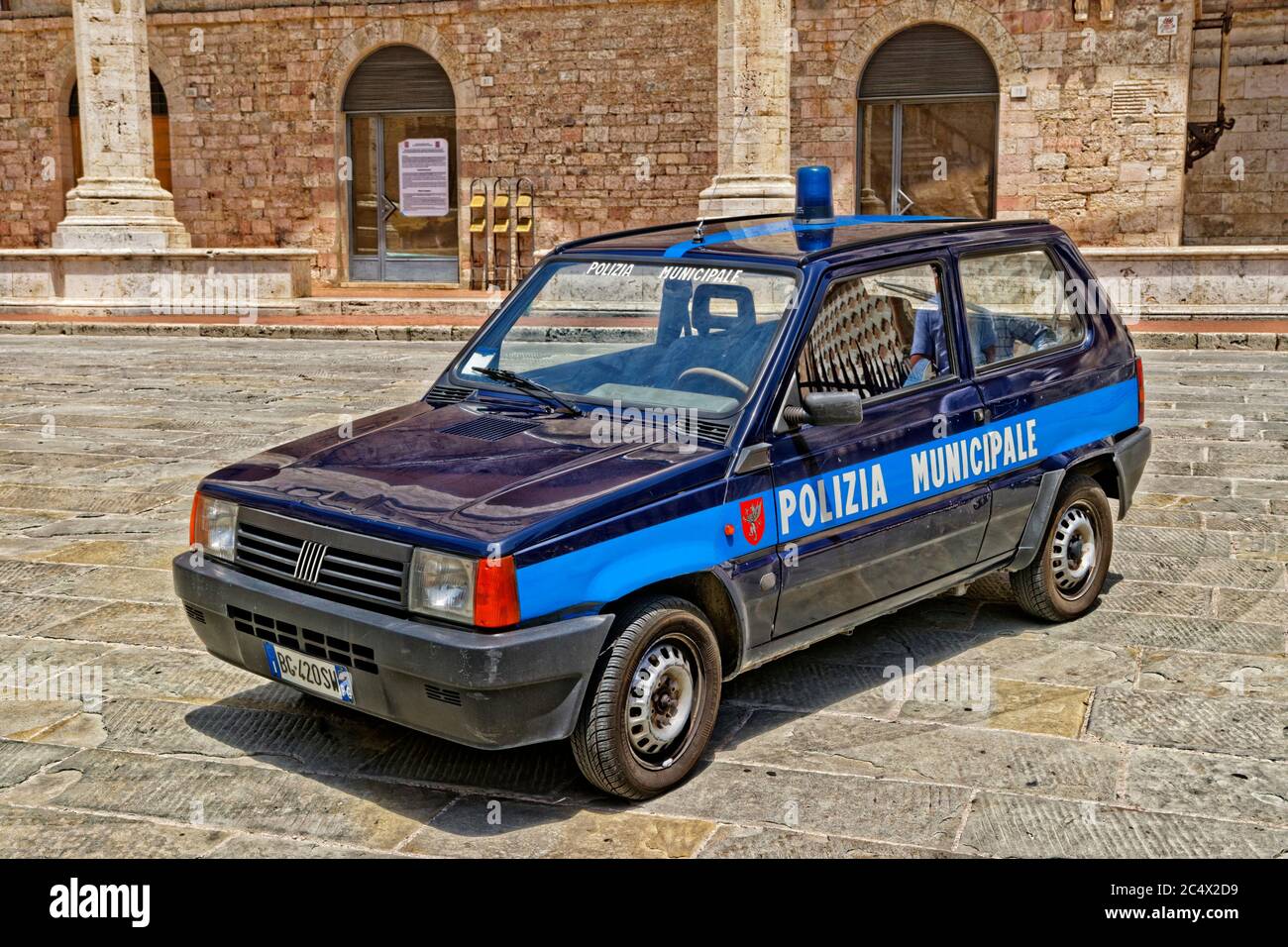 Italienische polizien fahrzeuge -Fotos und -Bildmaterial in hoher ...