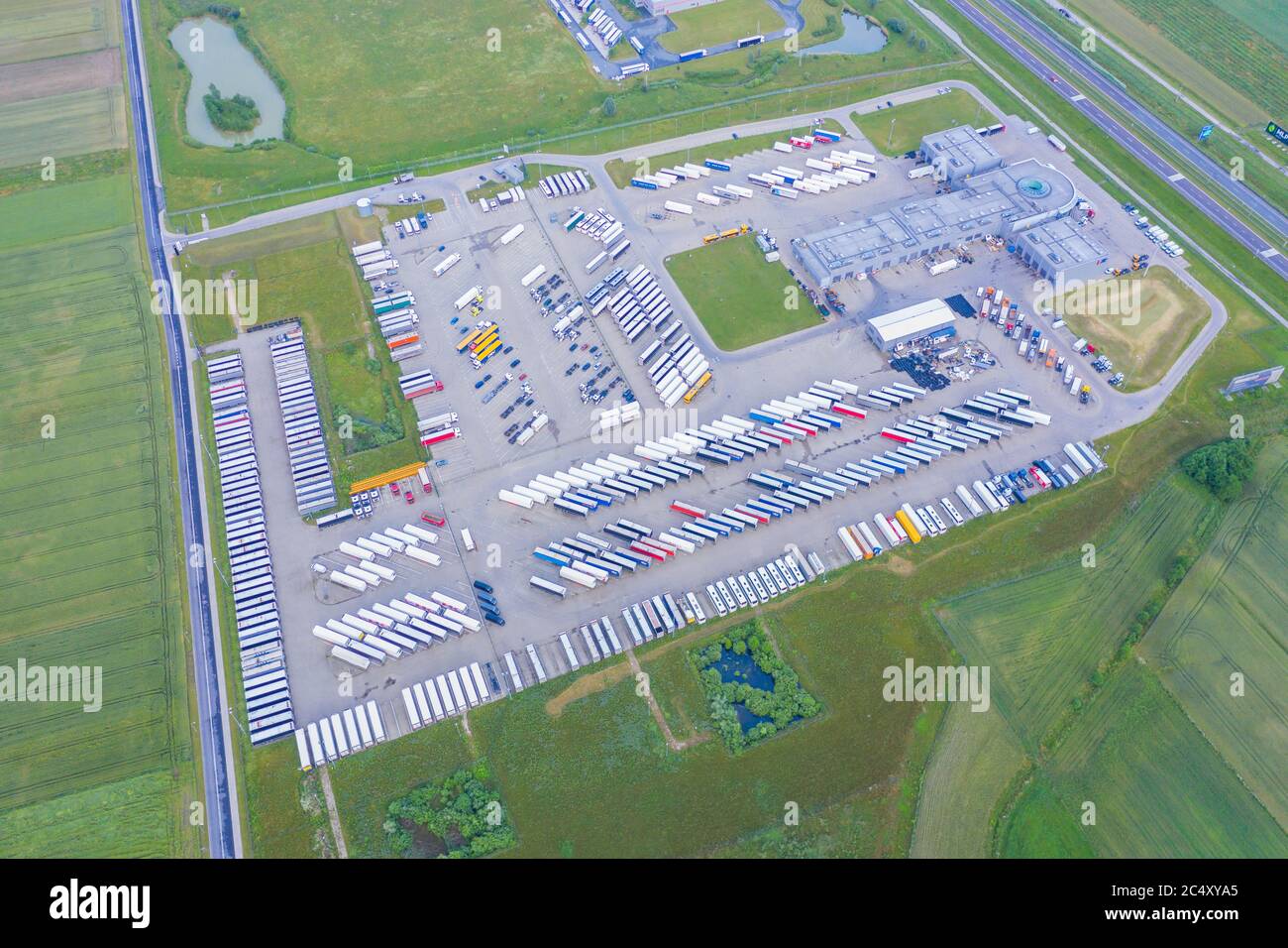 Luftaufnahme von oben auf White Semi Truck mit Lastenwagen Parkplatz ...