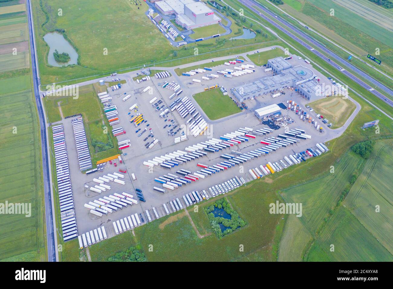 Luftaufnahme von oben auf White Semi Truck mit Lastenwagen Parkplatz ...