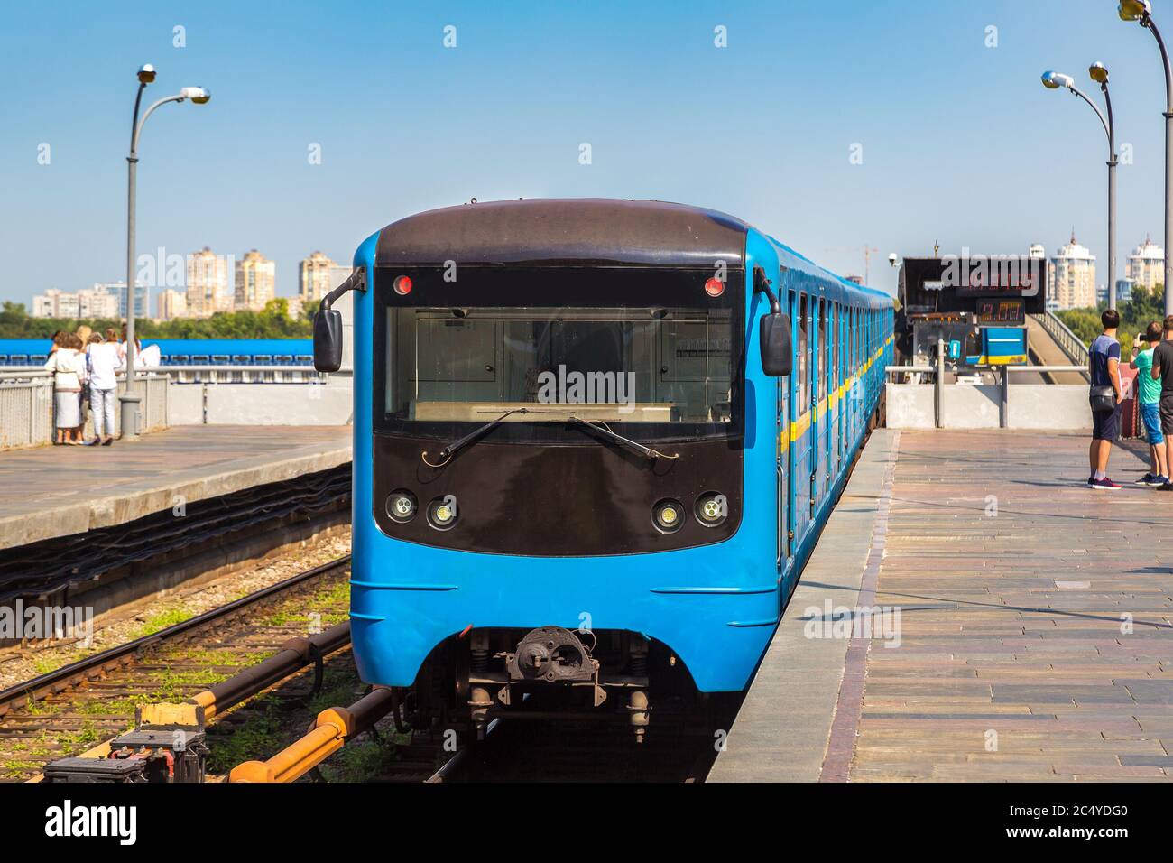 Metro (U-Bahn) Zug auf U-Bahn-Brücke in Kiew, Ukraine in einem schönen ...