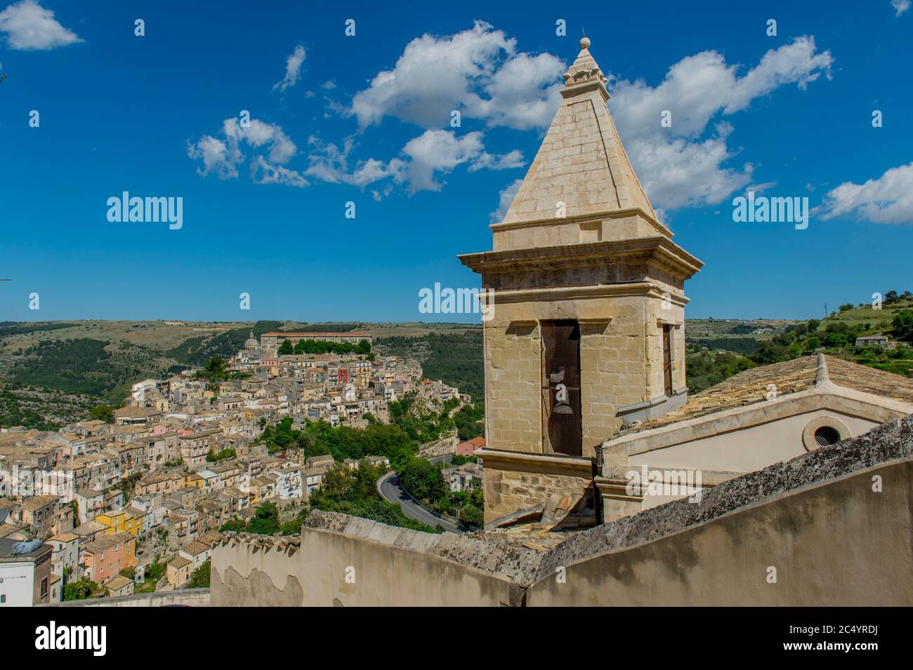 Blick auf Ragusa Ibla mit der Kirche Santa Maria delle Sale im ...