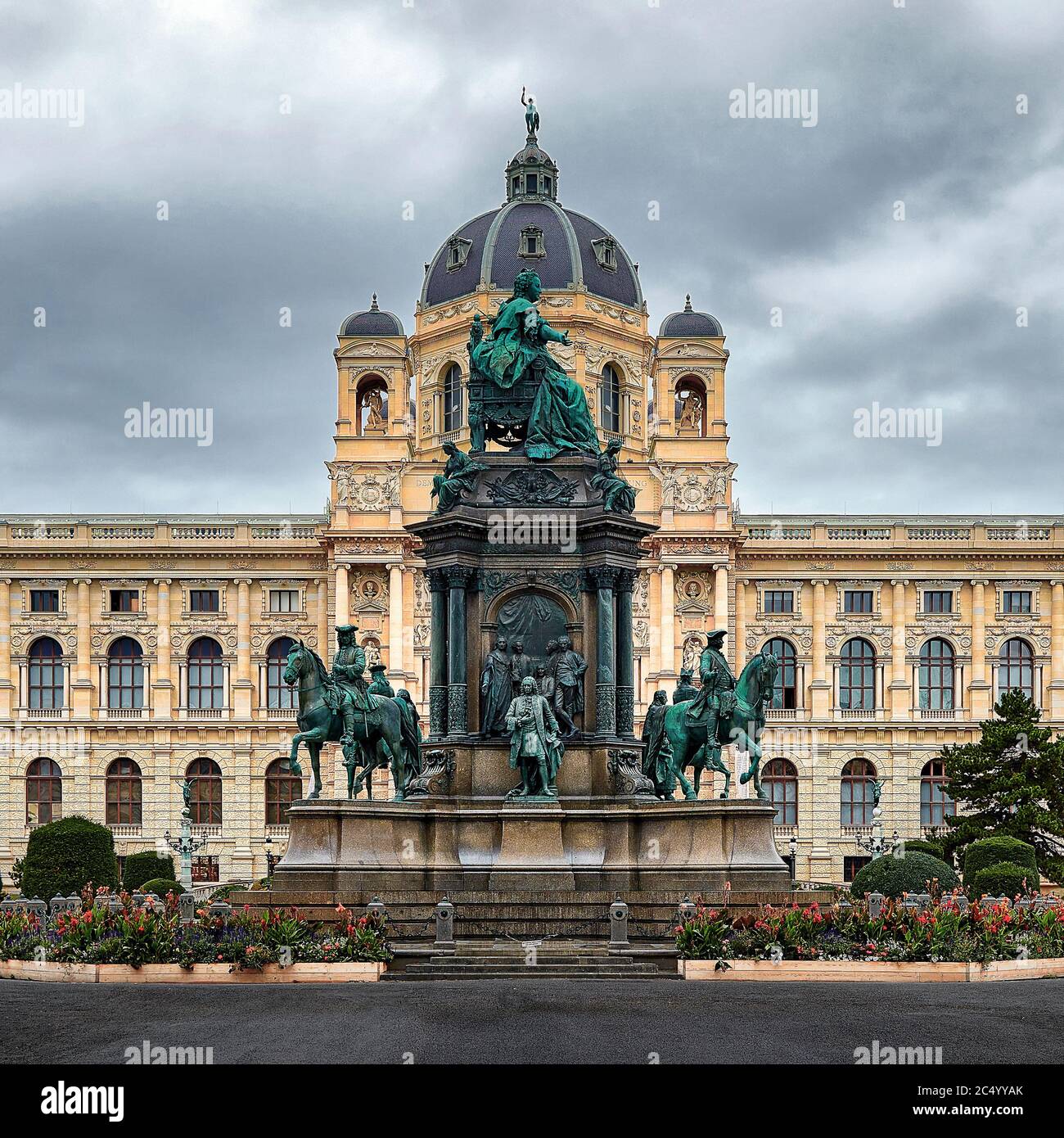 Kaiserin Maria Theresia Denkmal und Kunsthistorisches Museum in Wien ... Kaiserin Maria Theresia Denkmal und Kunsthistorisches Museum in Wien ...