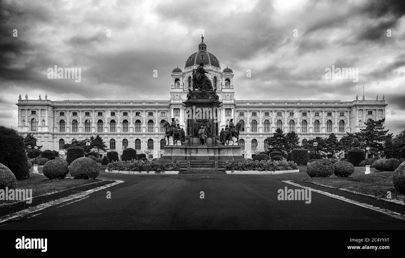 Kaiserin Maria Theresia Denkmal und Kunsthistorisches Museum in Wien ... Kaiserin Maria Theresia Denkmal und Kunsthistorisches Museum in Wien ...