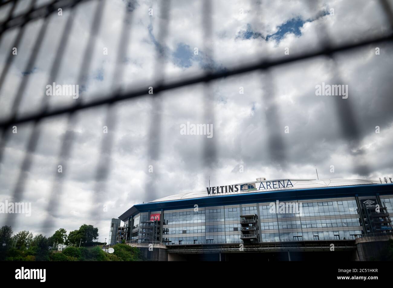 Gelsenkirchen, Deutschland. Juni 2020. Vor der Veltins-Arena in Gelsenkirchen wird ein Bauzaun ...