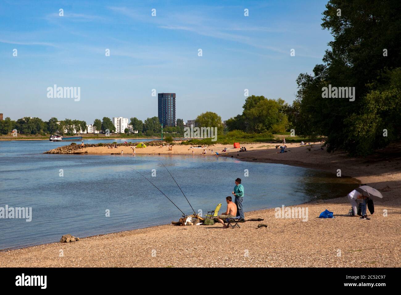 Rheinufer im Stadtteil Niehl, im Hintergrund der Wohnturm Opal im ...