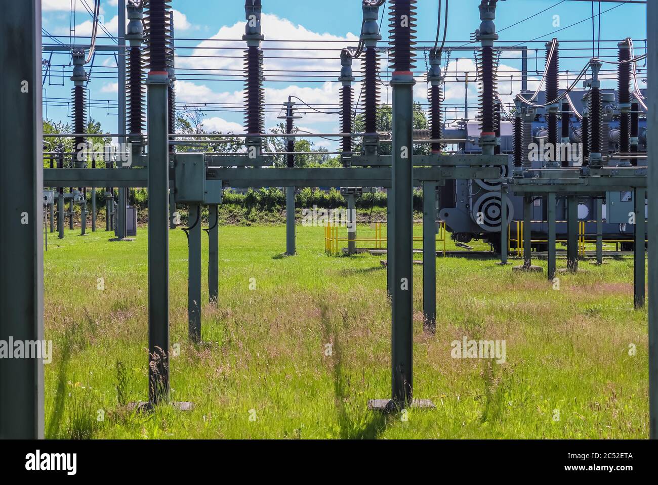 Elektrischer Transformator. Verteilung der elektrischen Energie in ...