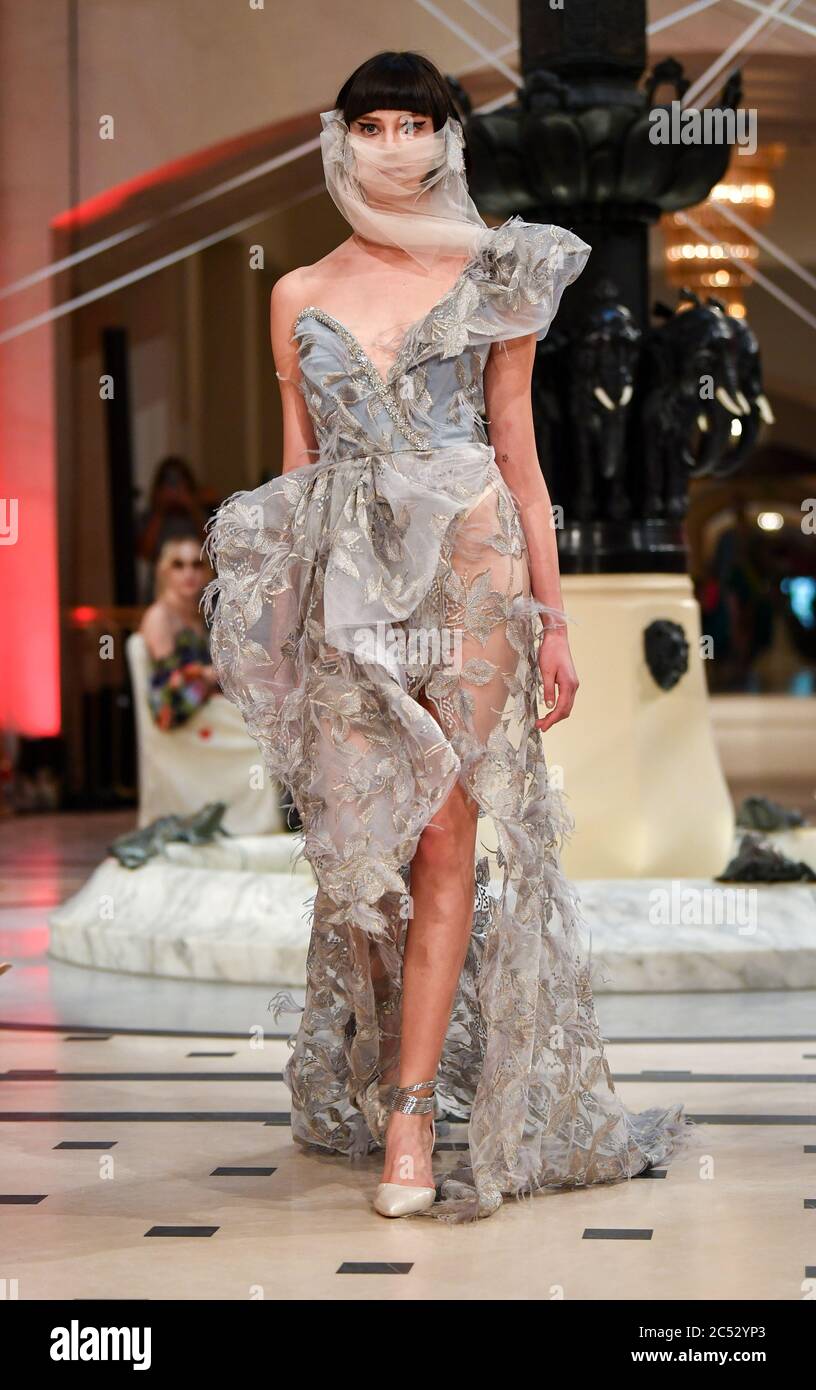 Berlin, Deutschland. Juni 2020. Das Model Anastasia präsentiert die ...