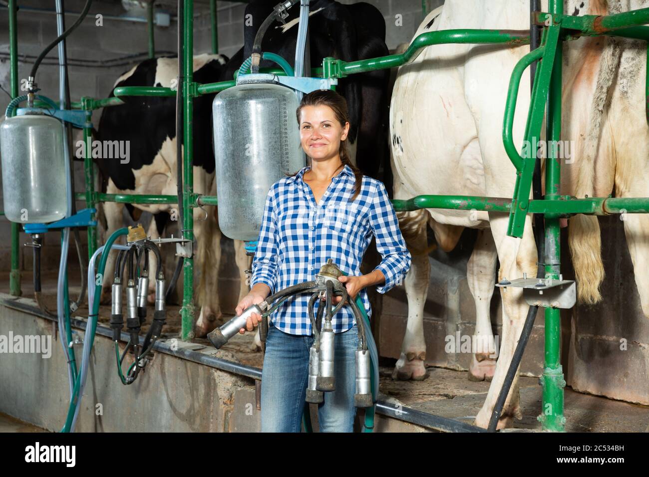 Melkerin im kuhstall -Fotos und -Bildmaterial in hoher Auflösung – Alamy
