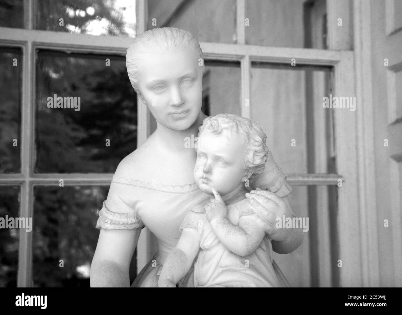 Eine Statue von Mutter und Kind Stockfotografie - Alamy