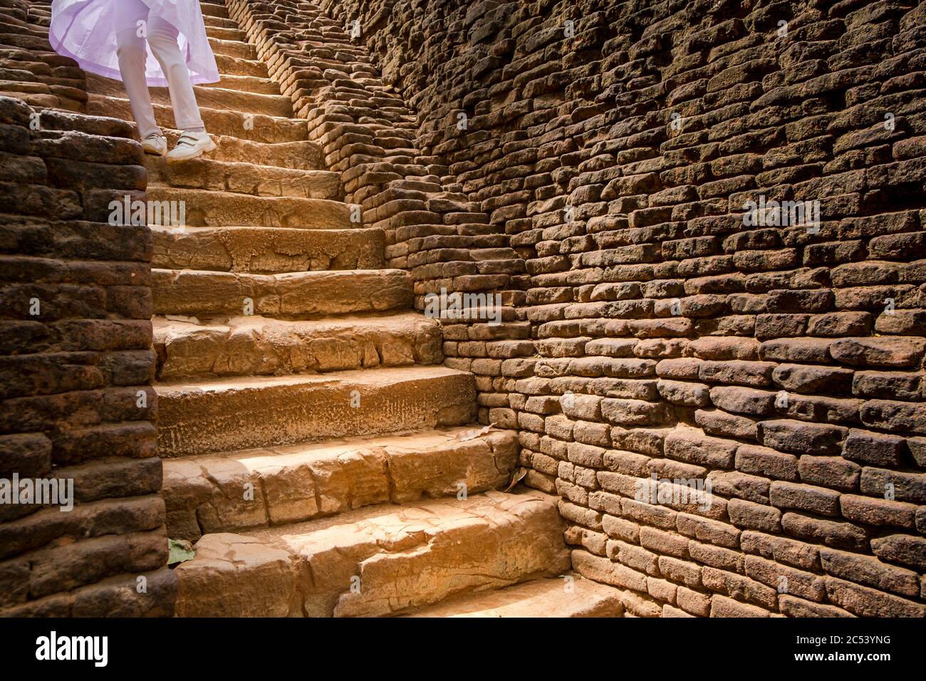 Die treppe runter laufen -Fotos und -Bildmaterial in hoher Auflösung ...