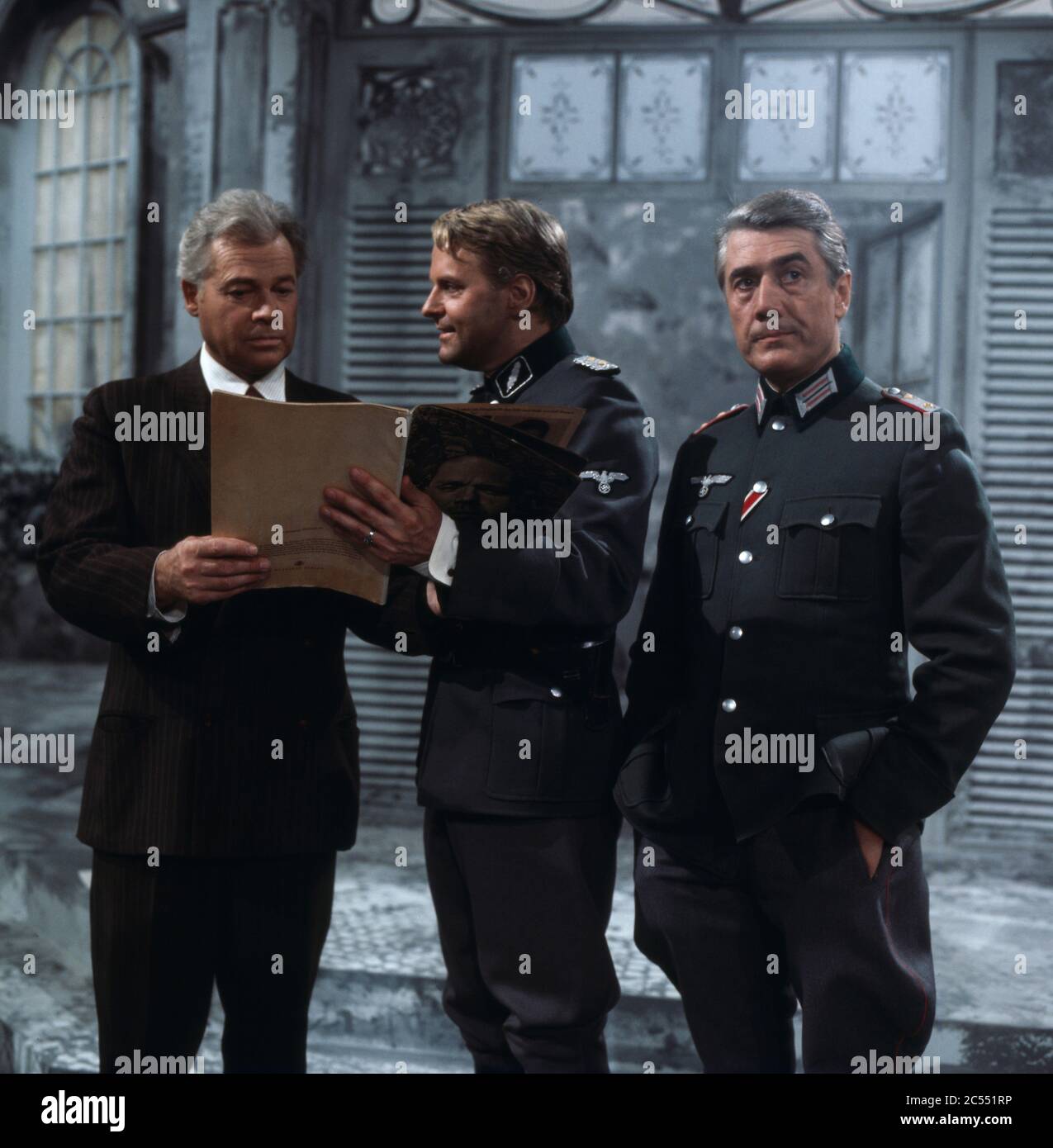 Walter Reyer und Peter Fricke betrachten eine Zeitschrift, Wolfgang ...