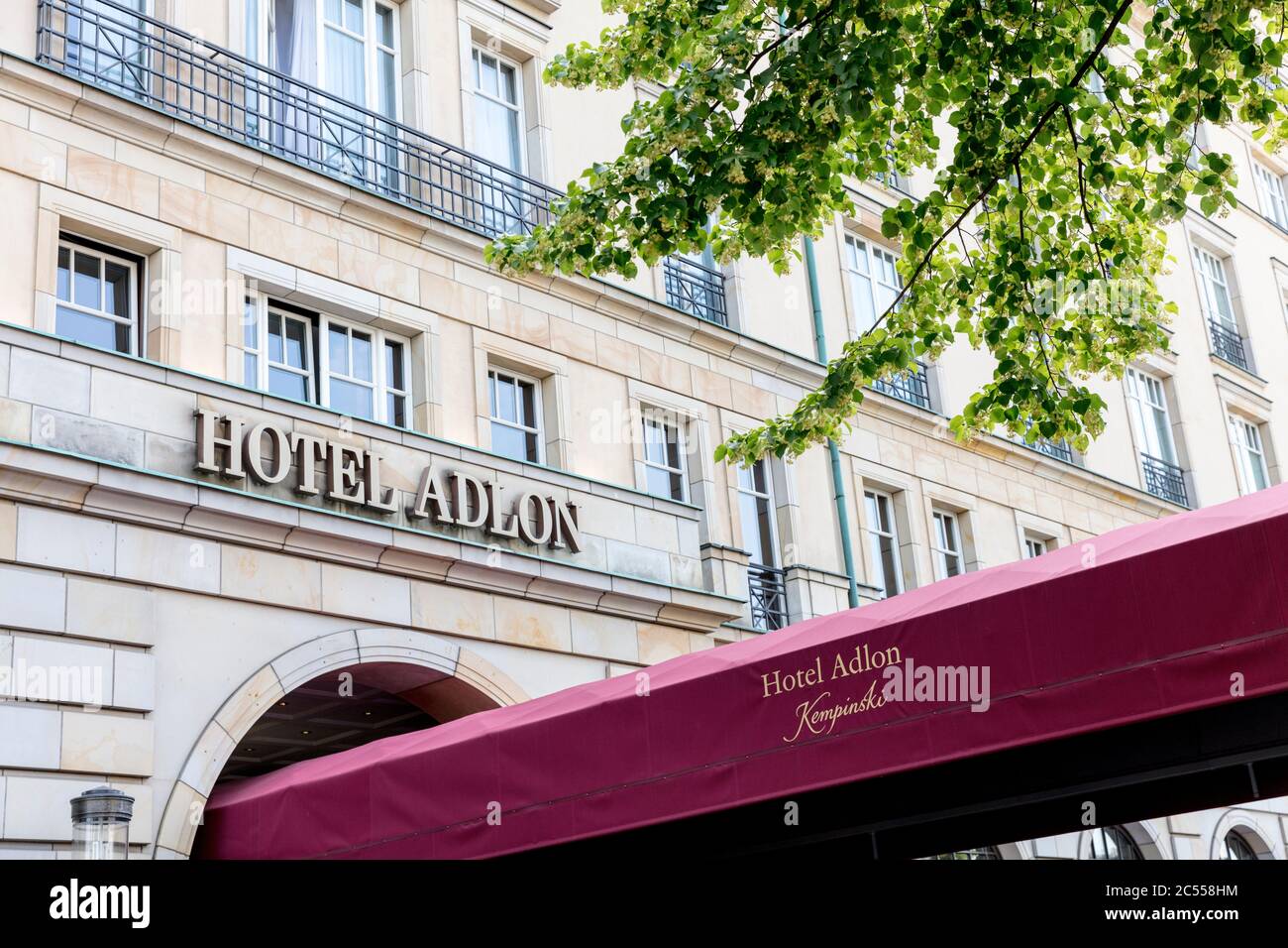 Hotel adlon eingang -Fotos und -Bildmaterial in hoher Auflösung – Alamy