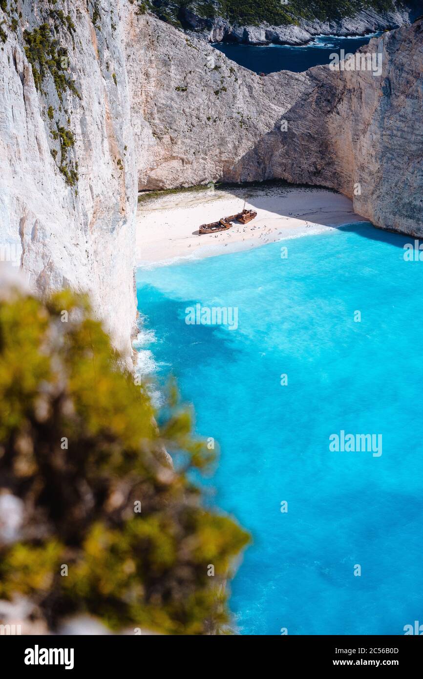 Schiffswrack am Strand von Navagio. Azure türkisfarbenes Meerwasser und paradiesischer sandiger ...
