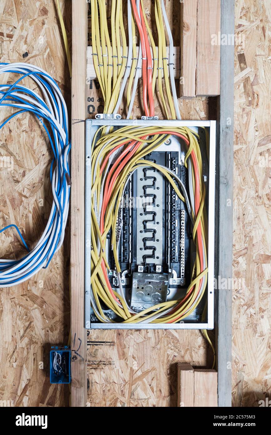 Elektrische Verkabelung im Haus im Bau installiert Stockfotografie - Alamy