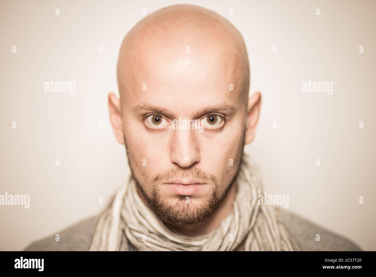 Rasierter kopf lebensstil -Fotos und -Bildmaterial in hoher Auflösung ...