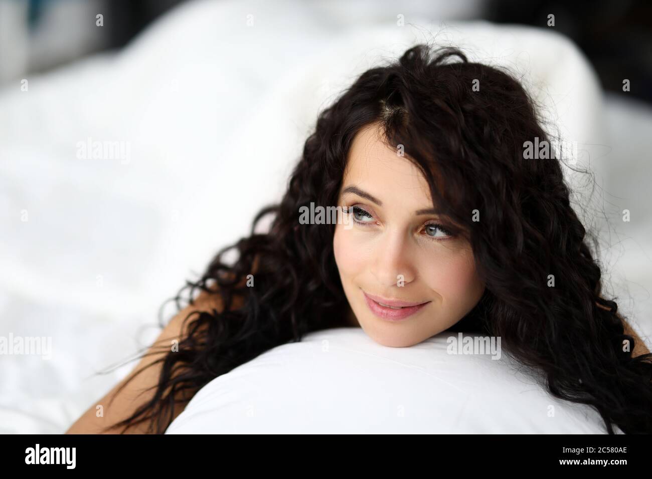 Charmante dame -Fotos und -Bildmaterial in hoher Auflösung – Alamy