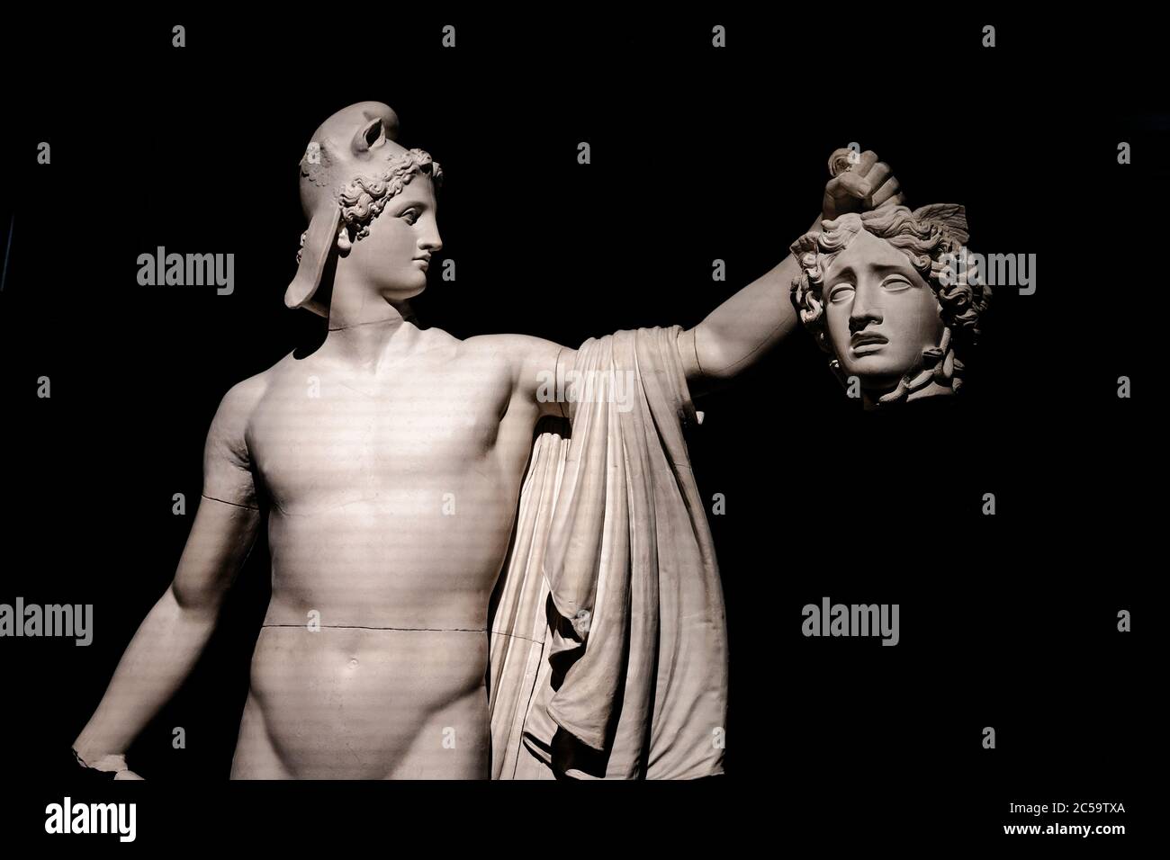 Perseus head medusa statue canova -Fotos und -Bildmaterial in hoher ...