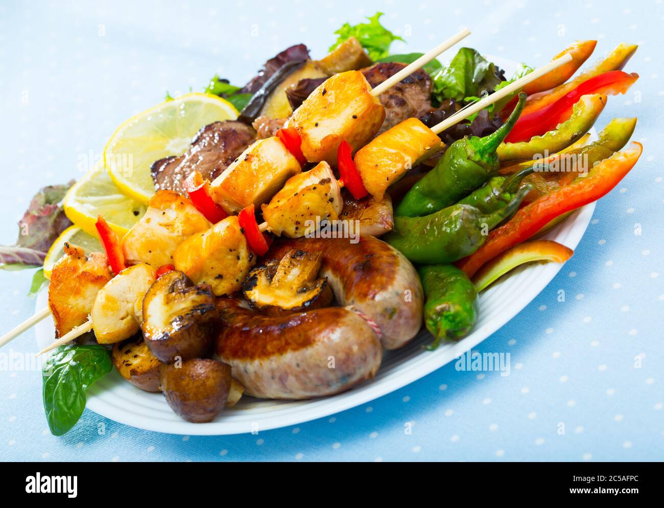 Bulgarische Nationalgericht Meshana skara - Grillplatte aus ...