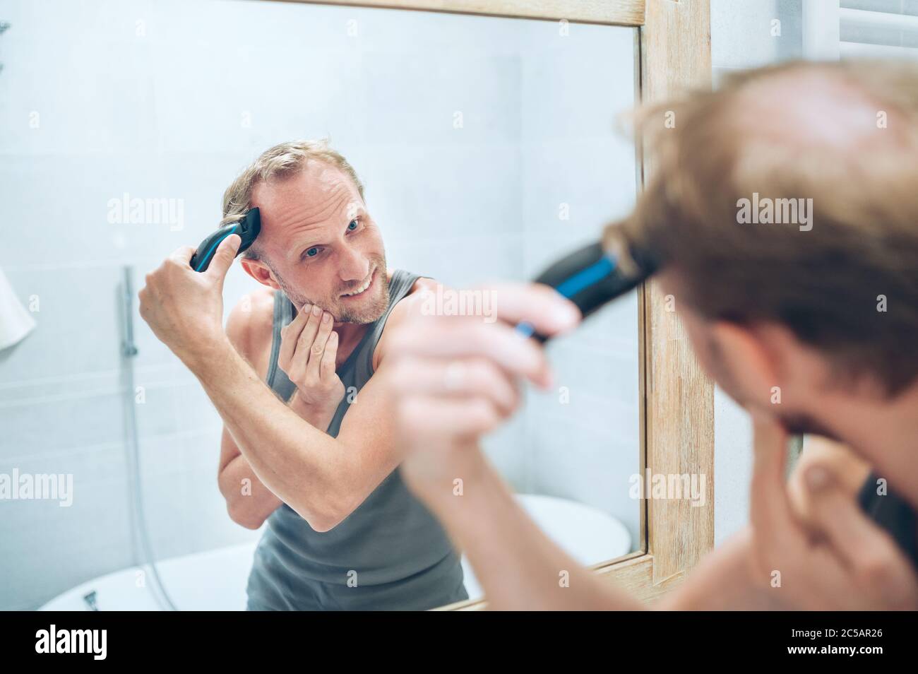 Junger mann glatze lachen -Fotos und -Bildmaterial in hoher Auflösung – Alamy