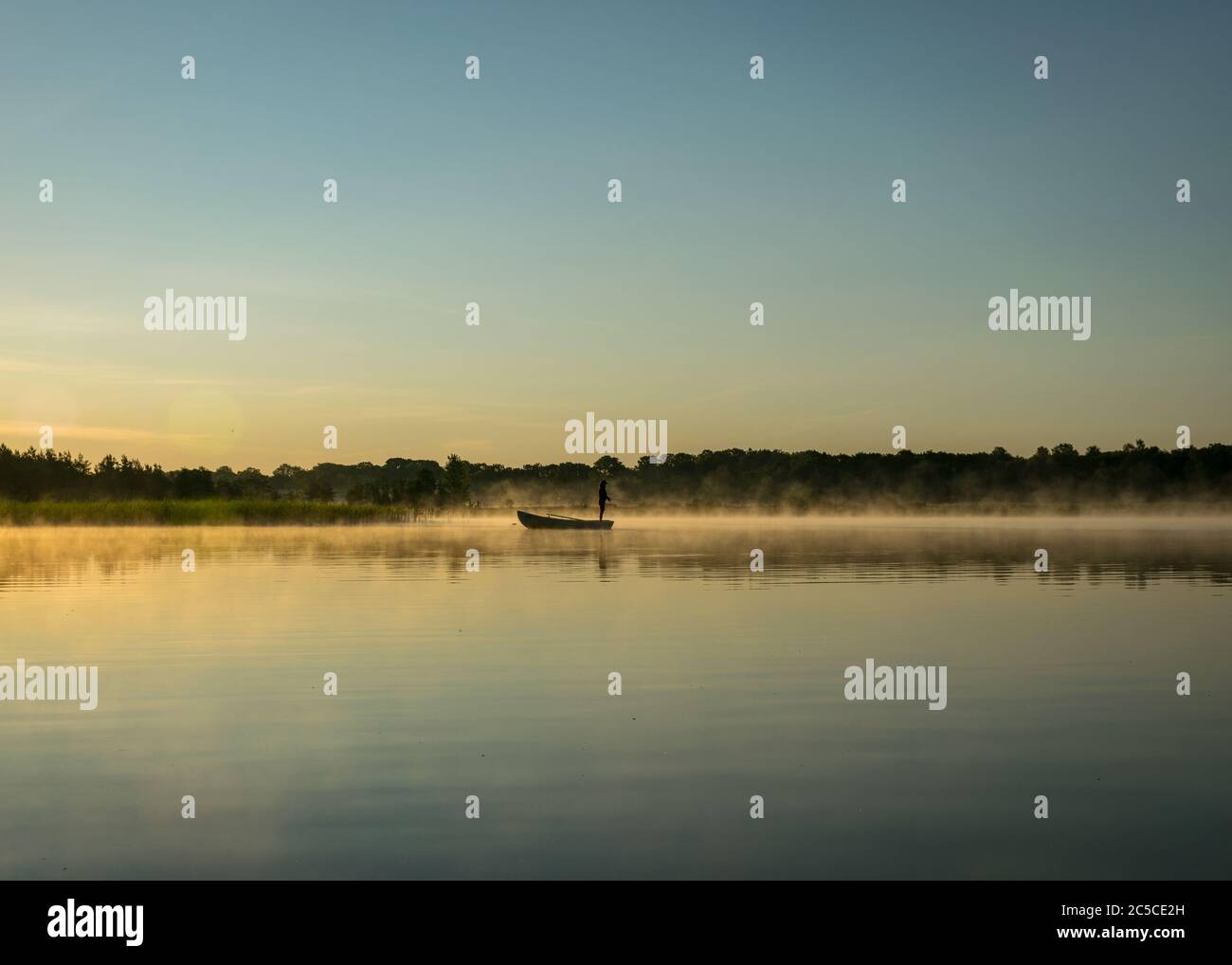 Nebliges Wetter am frühen Morgen auf dem See. Schöne Tapeten. Ein ...