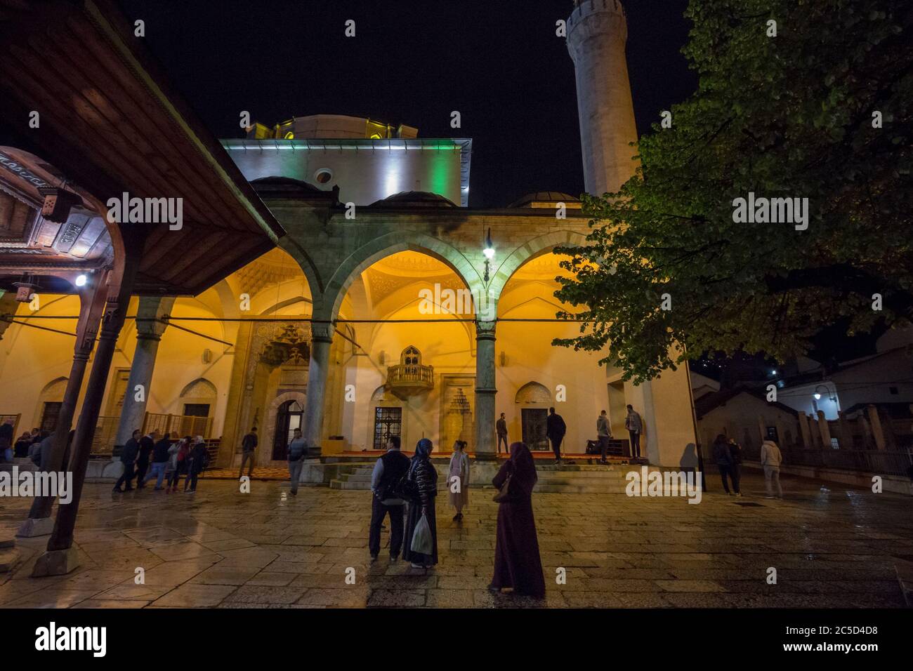 SARAJEVO, Bosnien-Herzegowina - 15. April 2017: Menschen beten vor Gazi ...