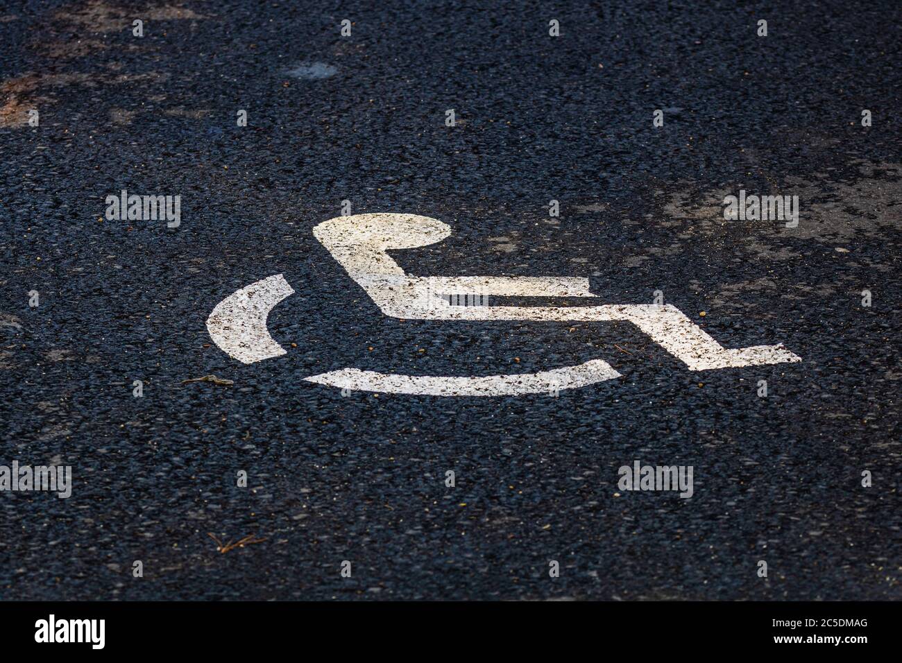 Handicap-Symbol Nahaufnahme isoliert. Parkplatz mit Handicap-Schild und ...