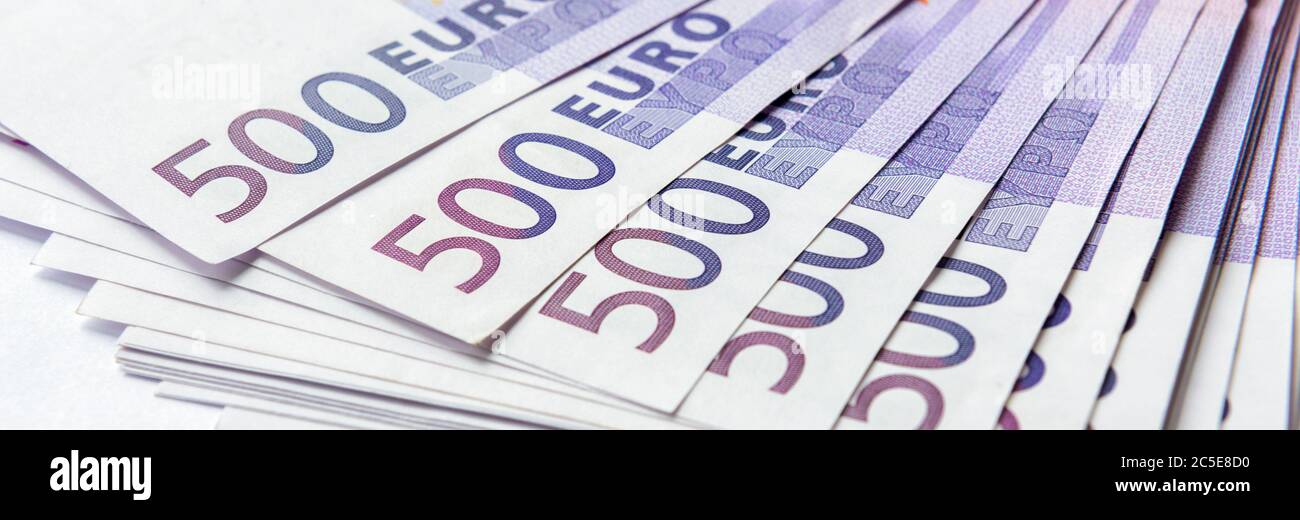 500 Euro Geldscheine auf weißem Hintergrund. Horizontales Banner mit ...
