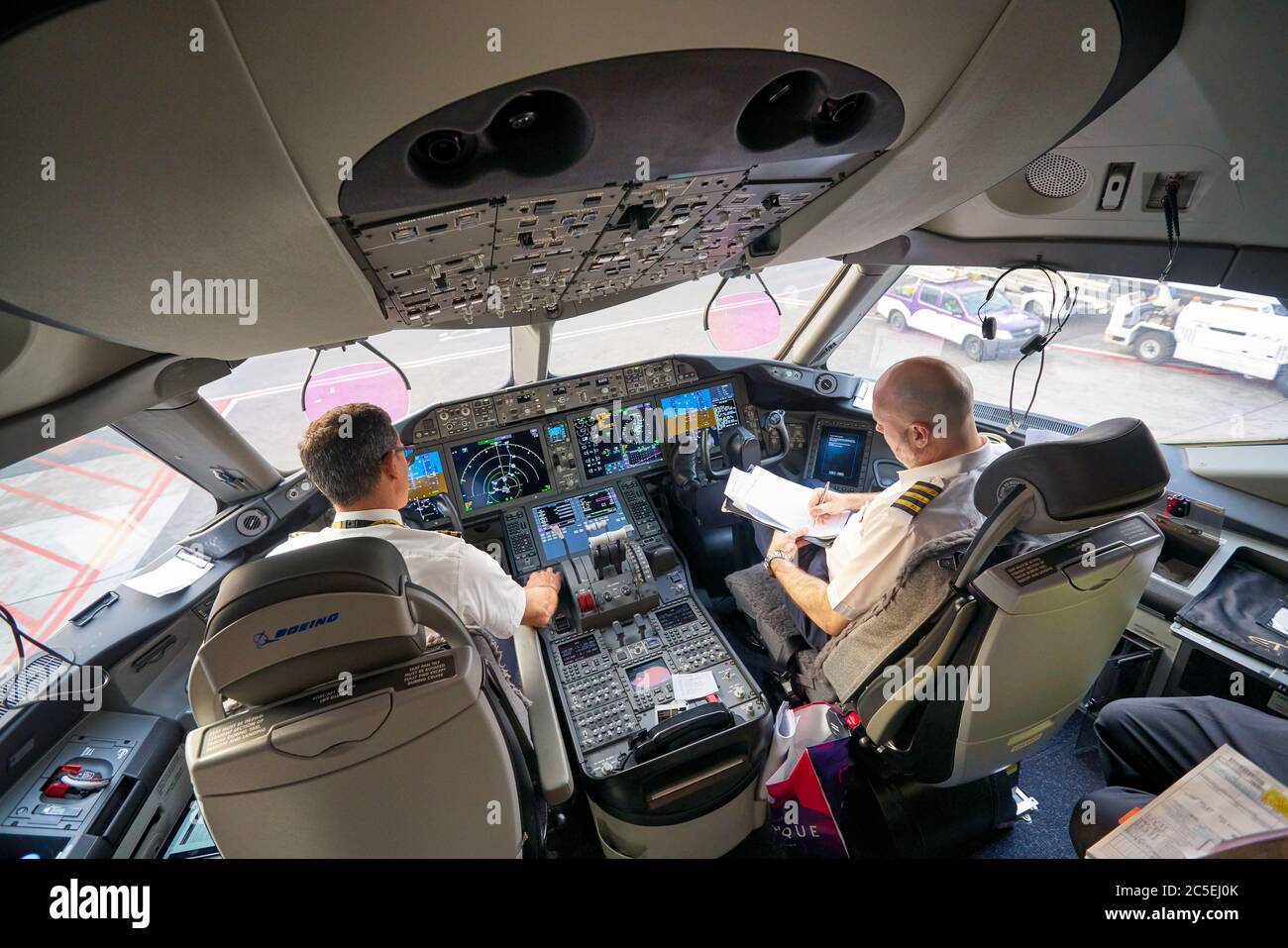 Boeing 787 dreamliner cockpit controls -Fotos und -Bildmaterial in ...
