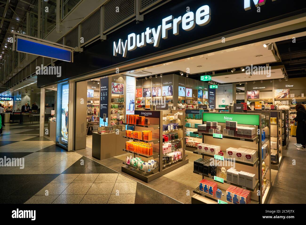 Duty free shop munich airport -Fotos und -Bildmaterial in hoher ...