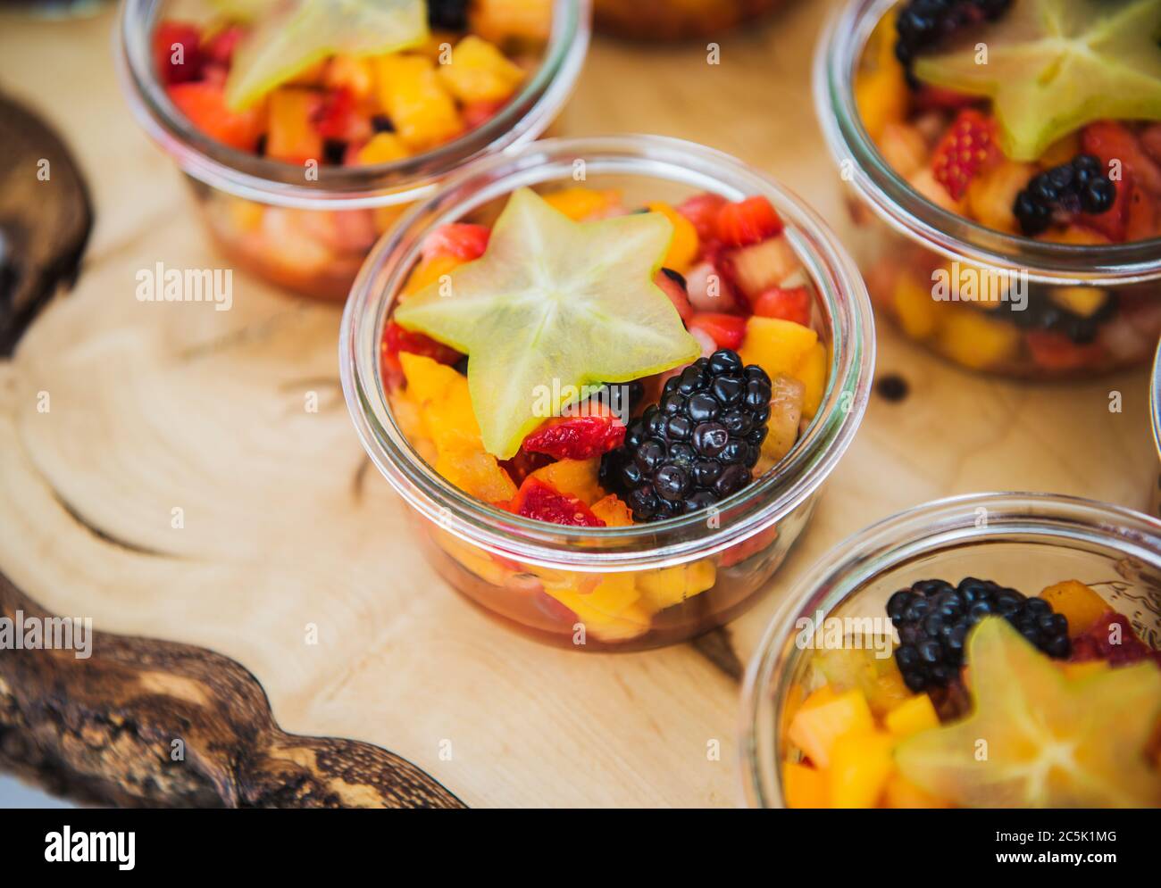 Obstbecher salat -Fotos und -Bildmaterial in hoher Auflösung – Alamy