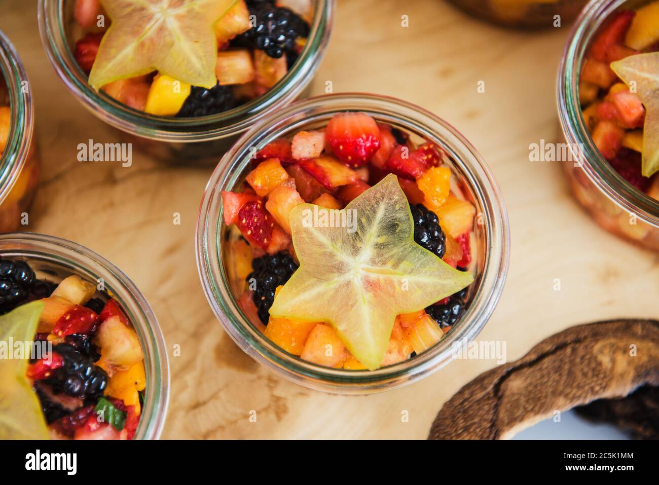 Obstbecher salat -Fotos und -Bildmaterial in hoher Auflösung – Alamy