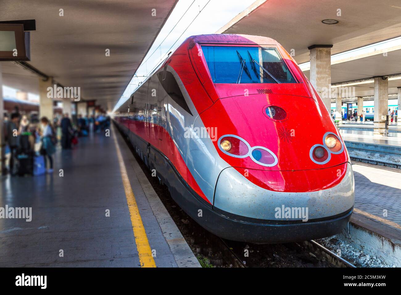 Moderner Zug am Bahnhof Santa Maria Novella in Florenz Stockfotografie ...