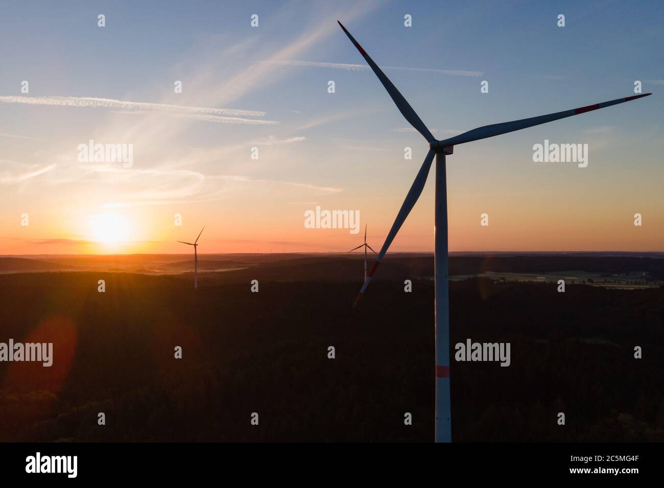 Lauterstein, Deutschland. Juli 2020. Eine Windturbine eines Windparks steht bei Sonnenaufgang im ...
