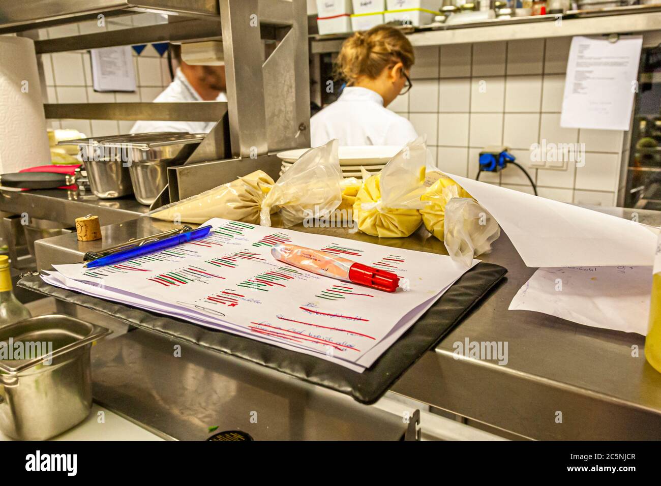 Deutschland durchgestrichen -Fotos und -Bildmaterial in hoher Auflösung ...