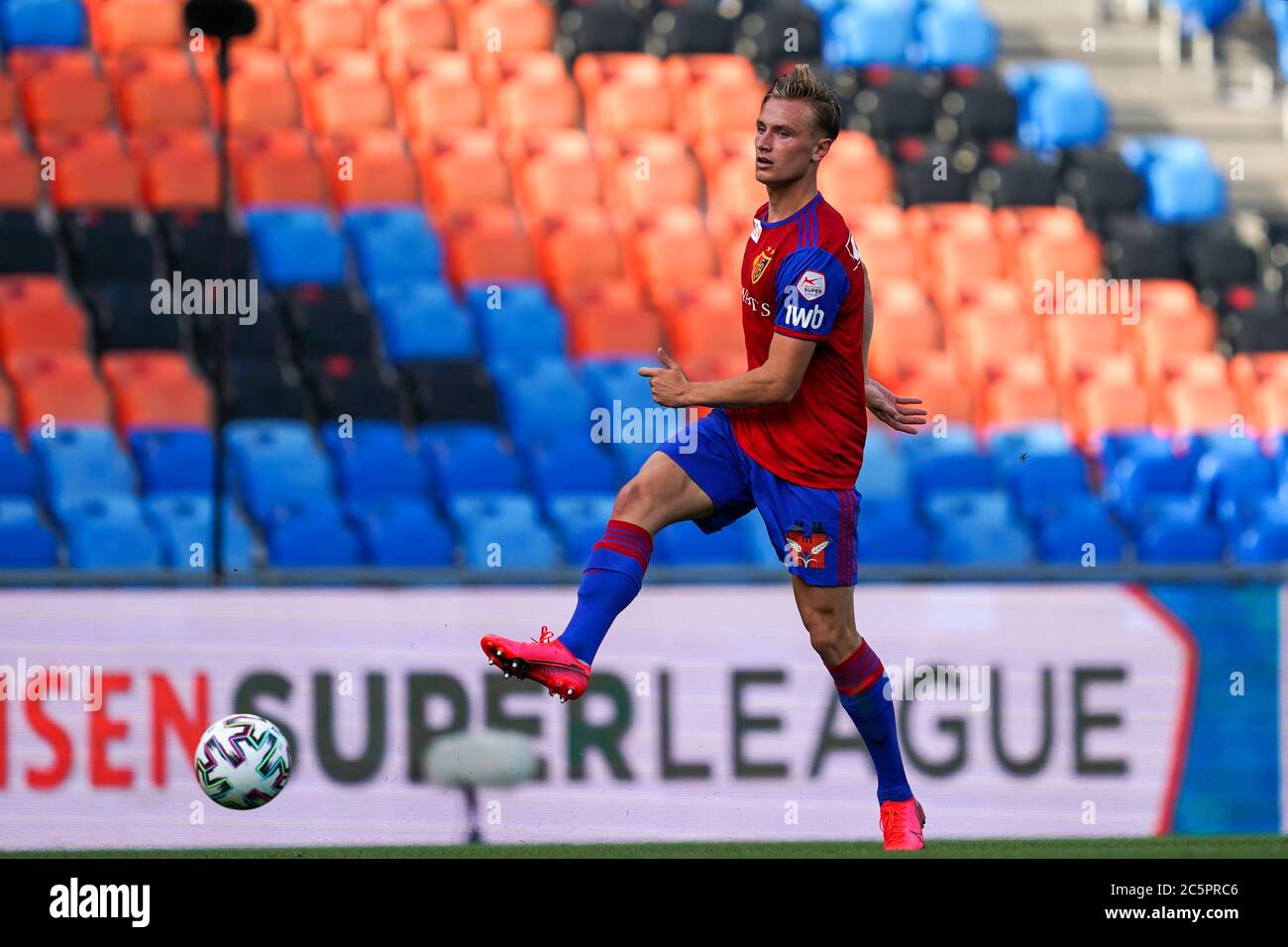 Jasper van der Werff (Basel) übergibt den Ball beim Super League Fußballspiel zwischen FC Basel ...
