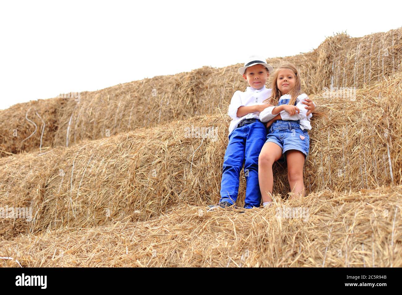 Kinder sitzen in einer reihe -Fotos und -Bildmaterial in hoher Auflösung – Alamy
