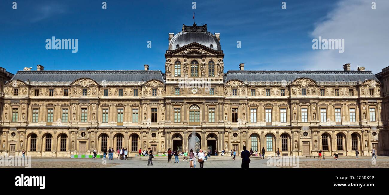 PARIS, FRANKREICH - 9. JUNI 2014: Die Fassade des Louvre Museums. Der Louvre ist eines der ...