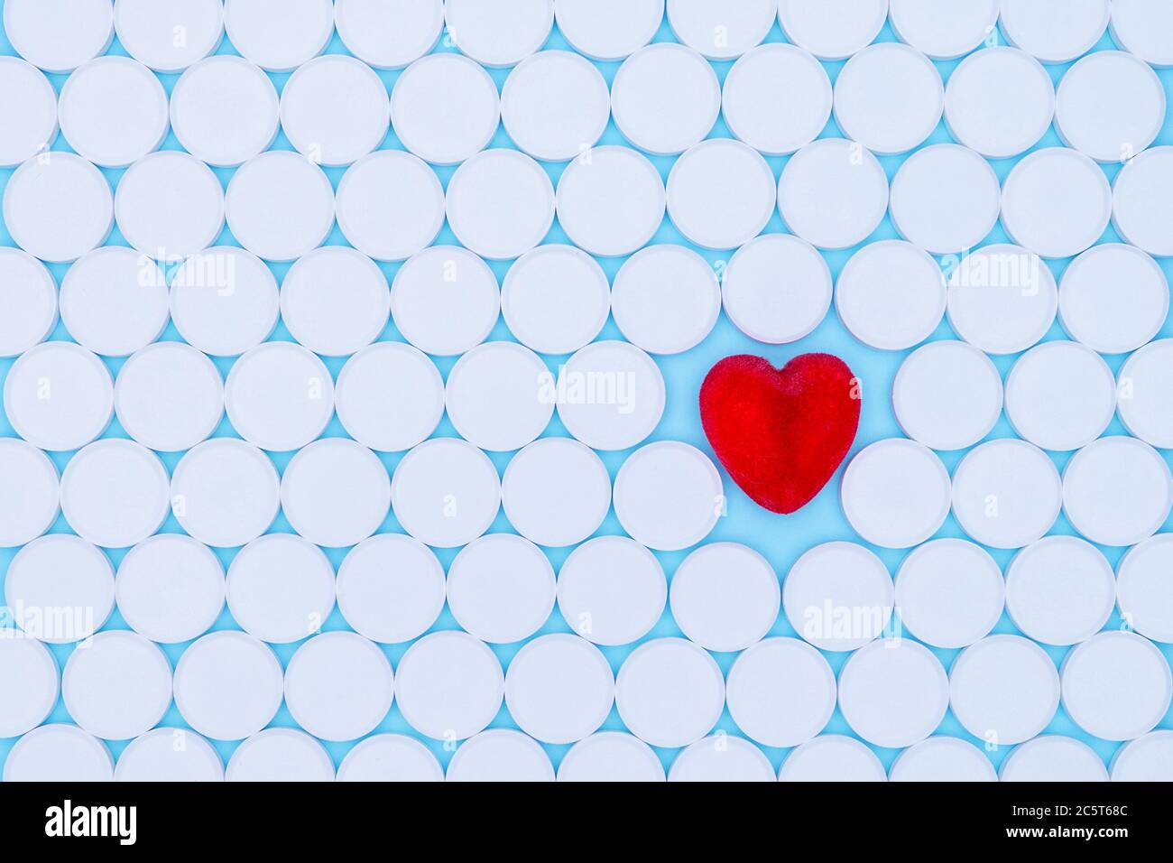 Kleines rotes herz -Fotos und -Bildmaterial in hoher Auflösung – Alamy