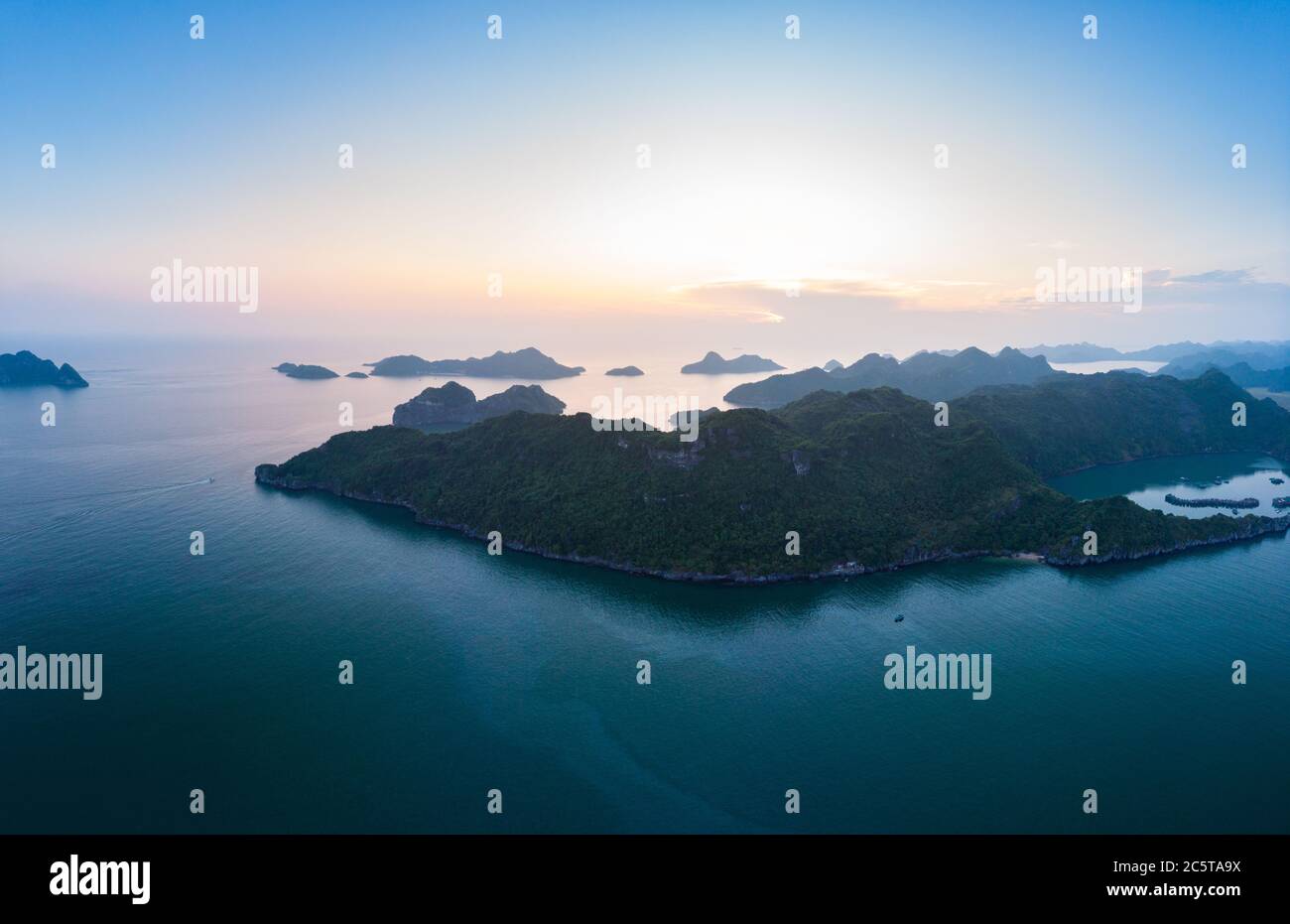 Luftaufnahme von Ha Long Bay Insel Cat Ba, einzigartige Kalkstein ...