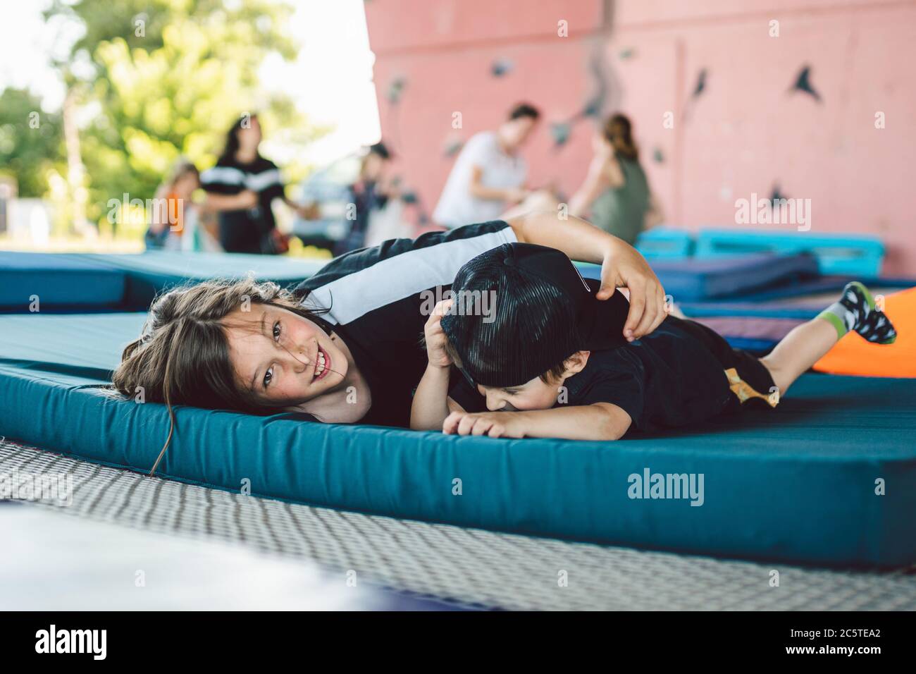 Glückliche Kinder Spielen Auf Trampolin Liegen Brüder Haben Spaß Auf Einer Sportmatte Auf Einem