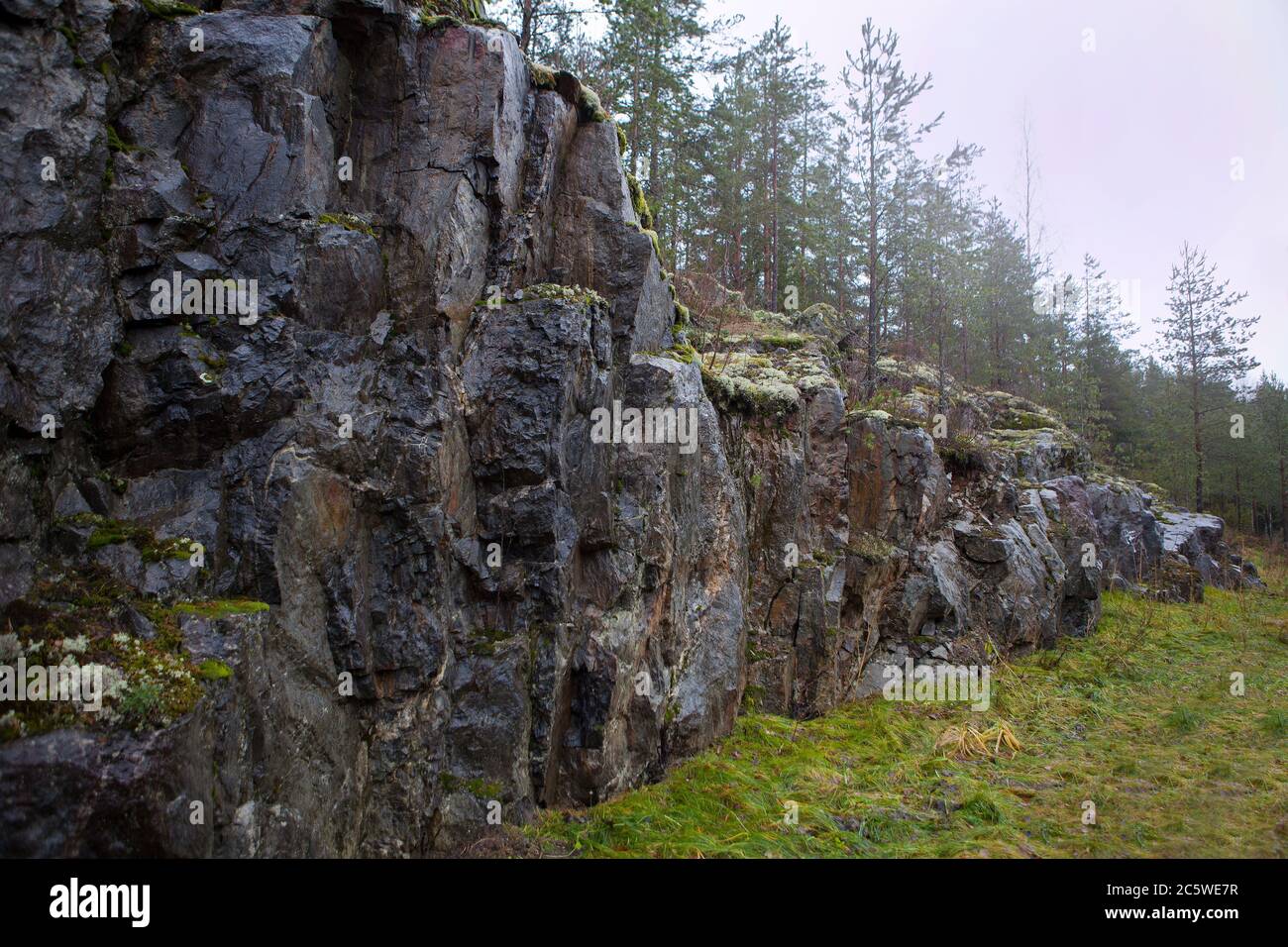 Granitfelsen an den finland-Felsen mit Moos am Wald. Große Steine auf ...