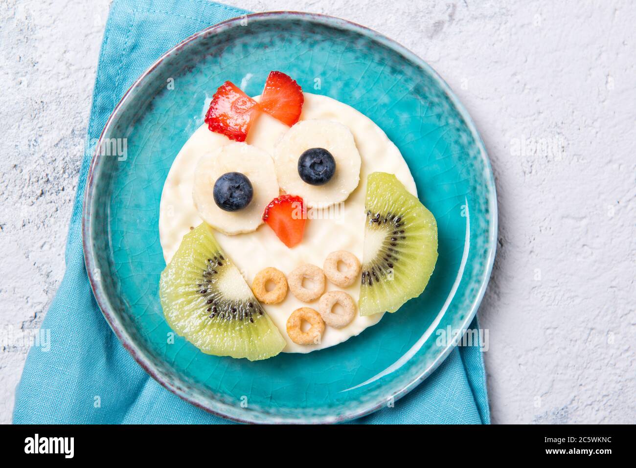 Obst essen kunst teller kinder -Fotos und -Bildmaterial in hoher ...