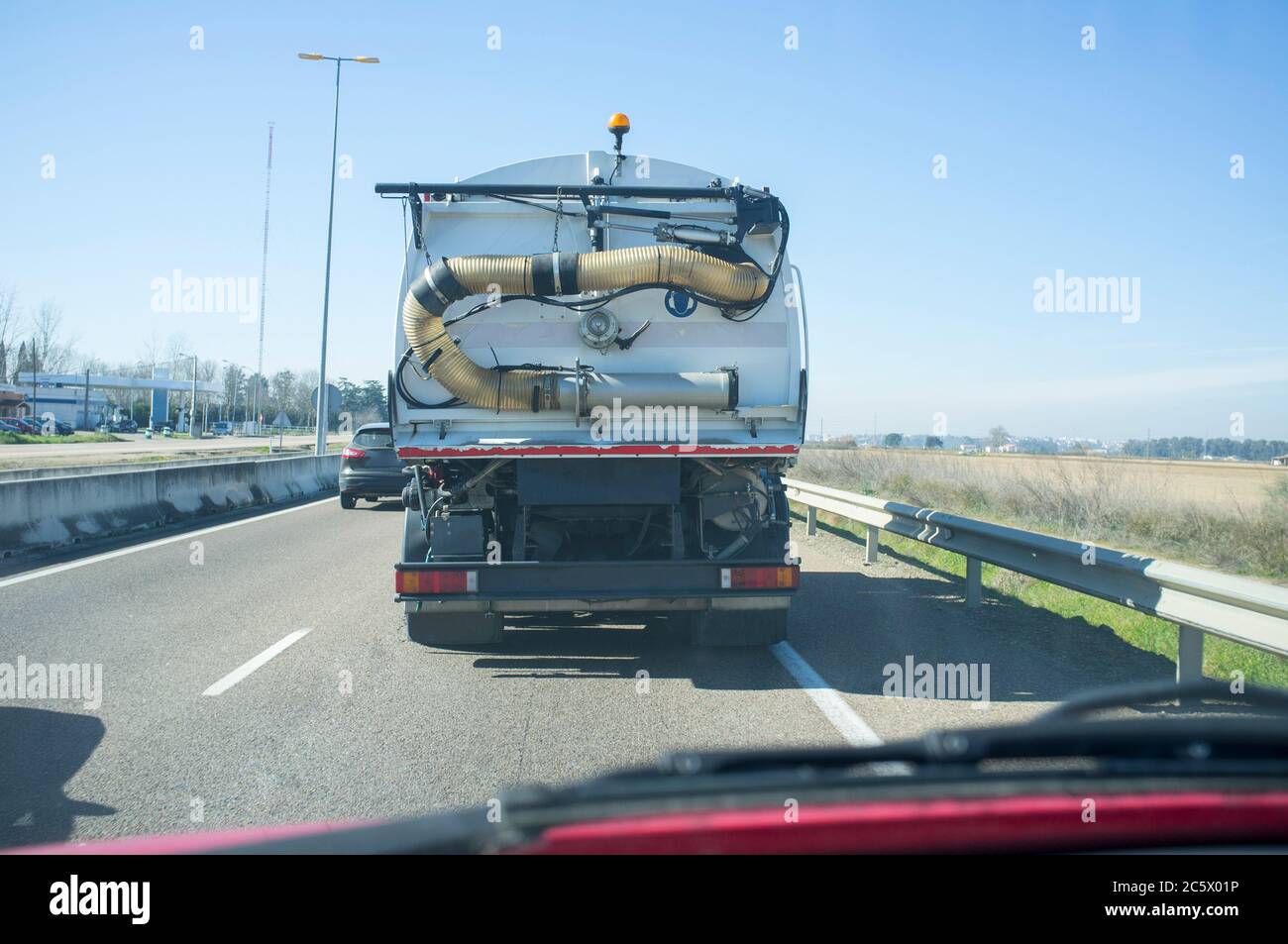 Sie Fahren Ein Langsamen Fahrzeug Auf Einer Landstrae Hinter Ihnen