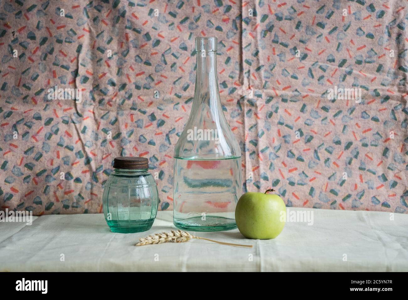 Stillleben mit flasche -Fotos und -Bildmaterial in hoher Auflösung – Alamy