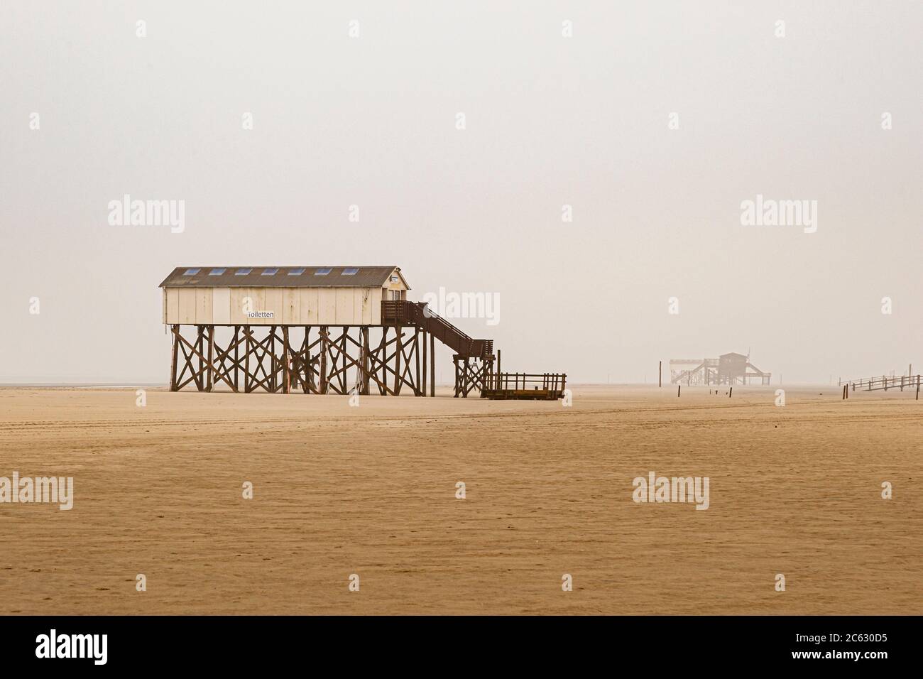 Die Pfahlbauten ragen bis zu sieben Meter über den Strand. Seit mehr ...
