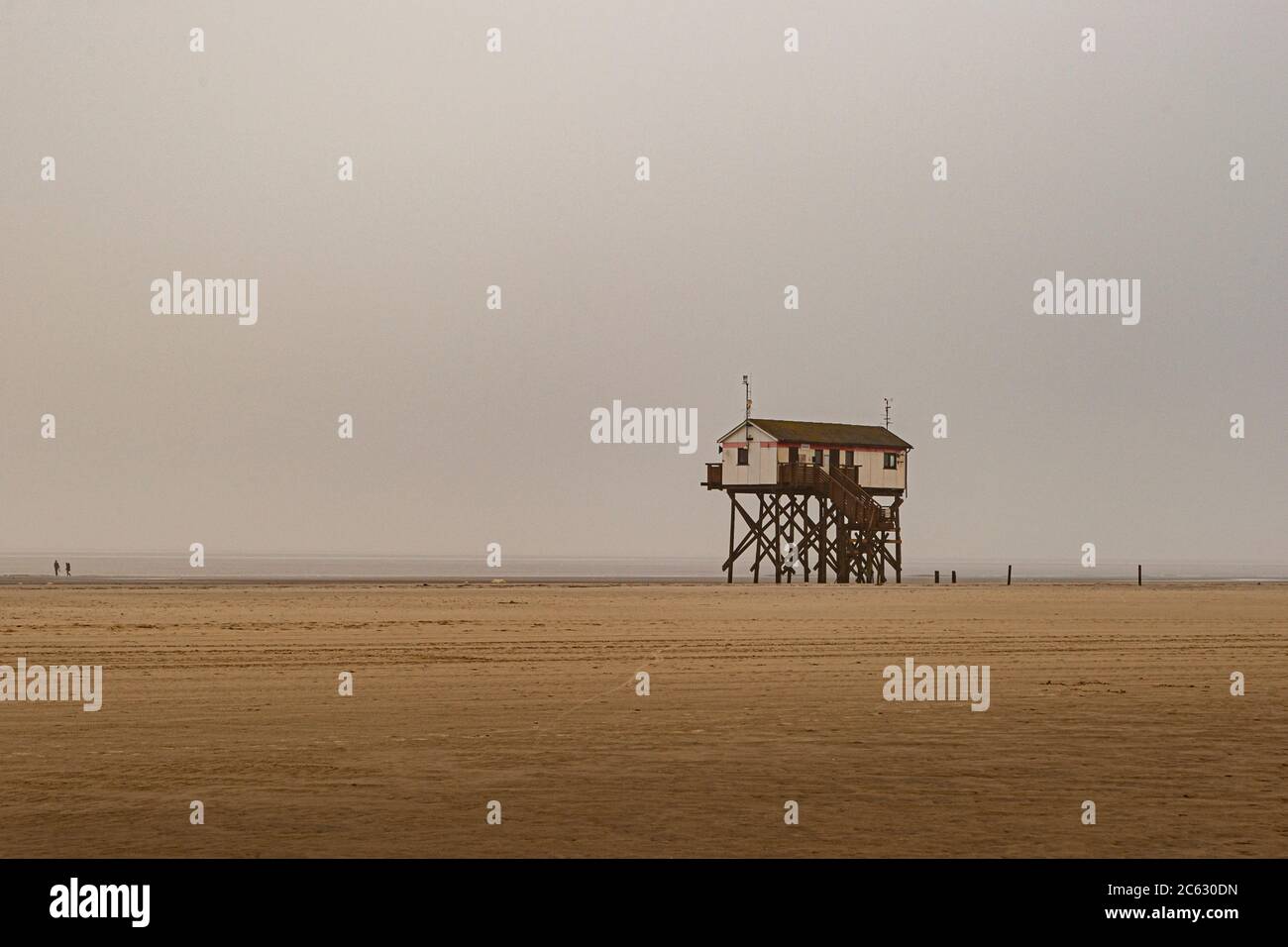 Die Pfahlbauten ragen bis zu sieben Meter über den Strand. Seit mehr ...