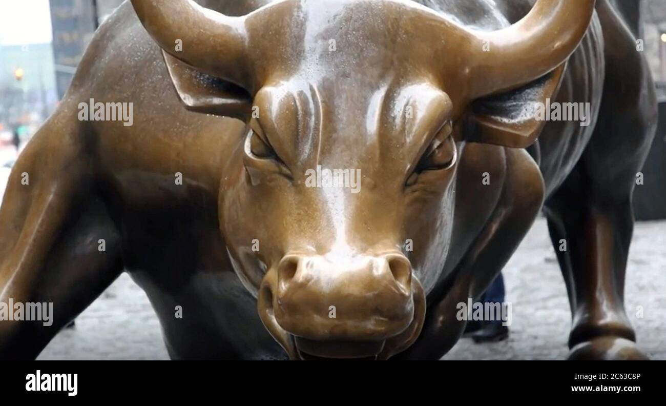 ANGELN MIT DYNAMIT, Charging Bull aka The Wall Street Bull, Skulptur von Arturo Di Modica ...