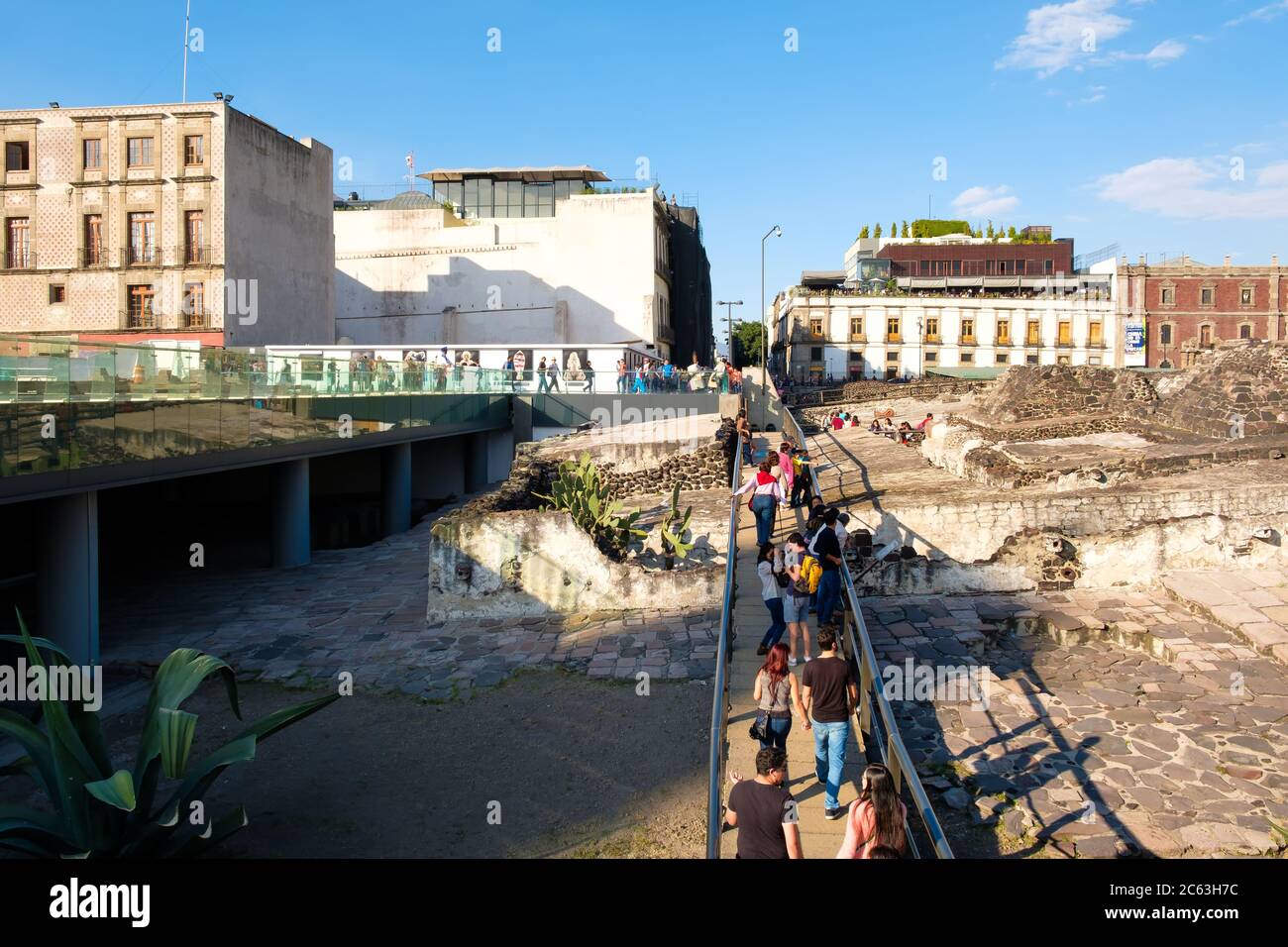 Besucher in den Ruinen des Templo Mayor, einer der wichtigsten Tempel ...